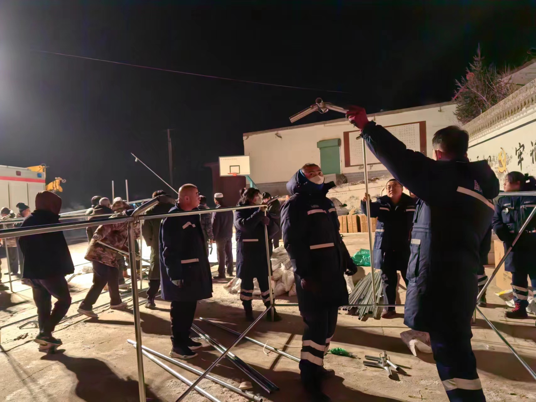 搭建安置帐篷-甘肃省地震局单位门户网站